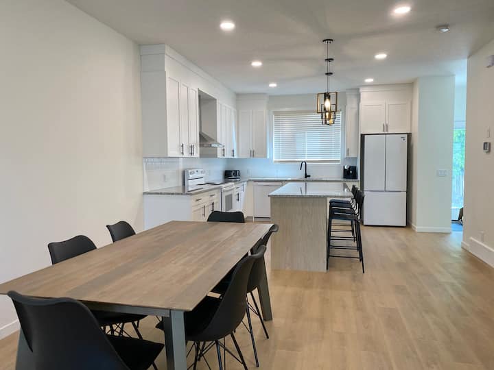 Sleeps 6 - Close To Downtown, Zoo, Spark, Max Bell - Calgary