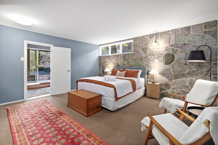 Lakeside Bungalow - Cromwell