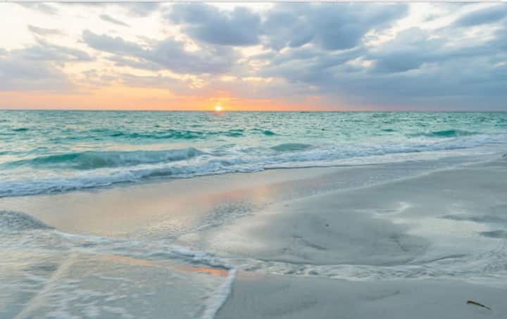 {Ocean Crest} ~Beachside ~ No Fees ~ King Suite - Boca Raton, FL