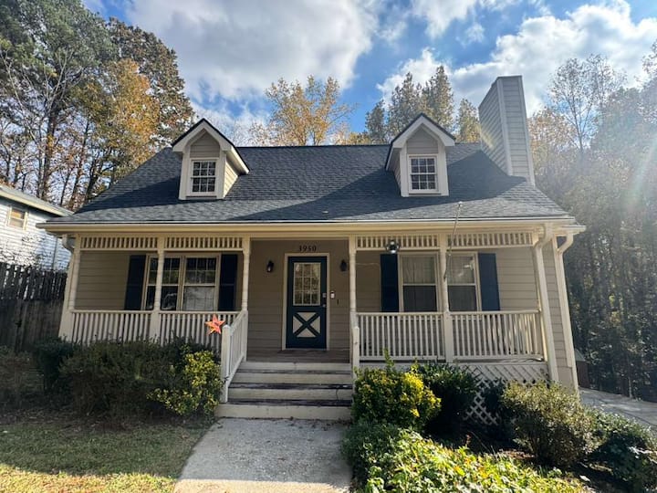 Spacious Family Home With Optional Hot Tub & Sauna - Snellville, GA