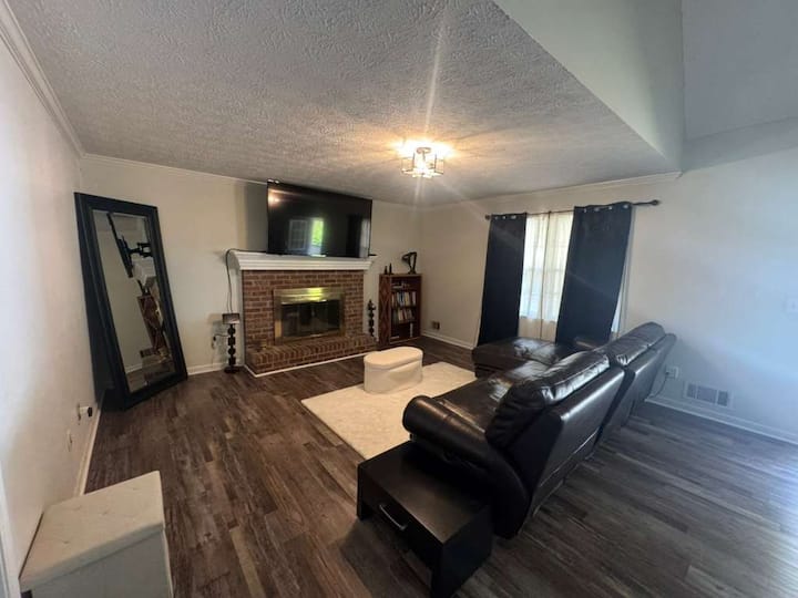 Spacious Family Home - Snellville, GA