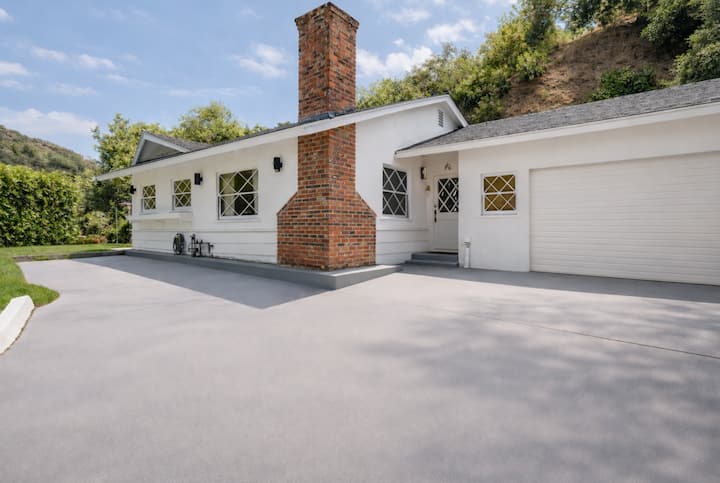 Beverly Hills Home Pet Friendly, With Backyard! - Beverly Hills, CA