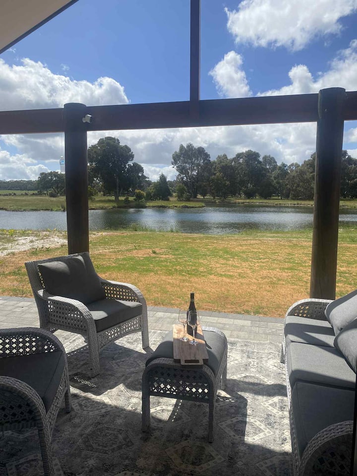 Family Farmhouse By The Lake - Yallingup