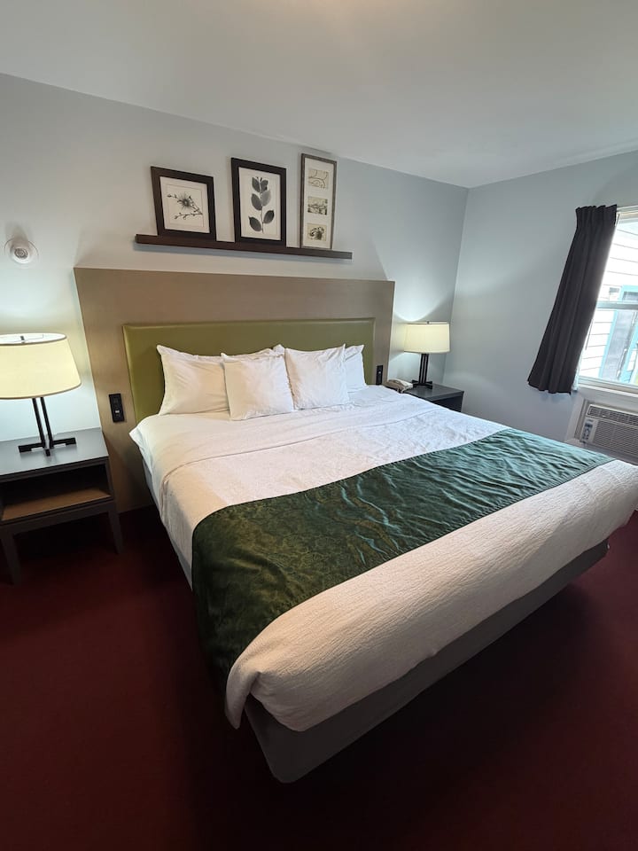 King Room - Munising, MI