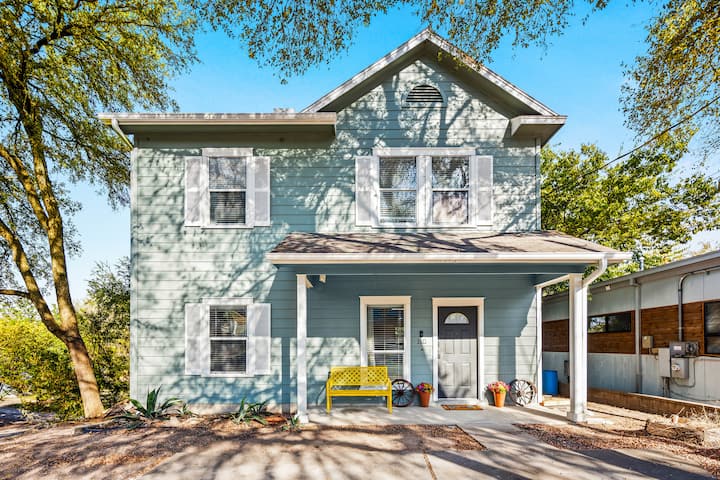 Modern Family Home W/ Backyard - Austin, TX