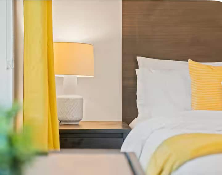 {Beach Breeze} ~No Fees ~ Beachside ~ King Suite - Boca Raton, FL