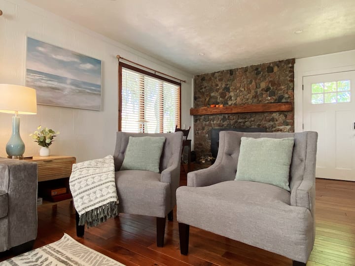 The Cozy North Farmhouse - Interlochen, MI