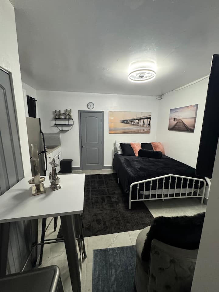 Private Bdrm &Bath Own Entrance - North Lauderdale, FL