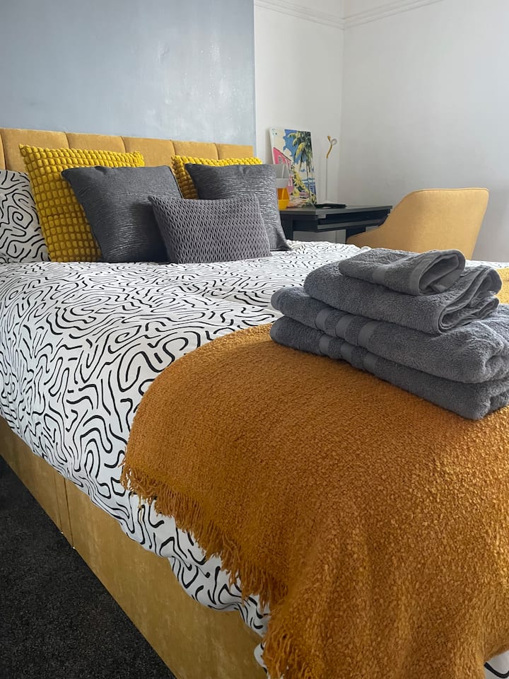 2 Bed Apartment - Sleeps 6 - Wifi & Parking - 요빌