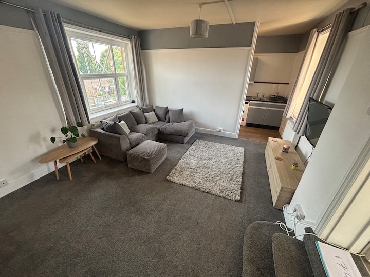 2 Bed Apartment Near Yeovil Hospital & Leonardo. - Yeovil