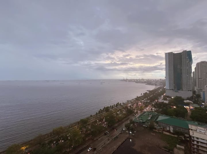 Tan Condo Facing Seaview - Manila