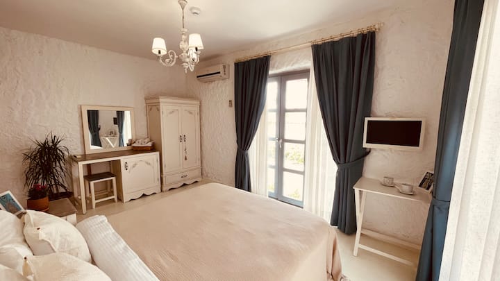Alaçatı Merkezde-bahçeli&havuzlu Butik Otel Odası - Alaçatı