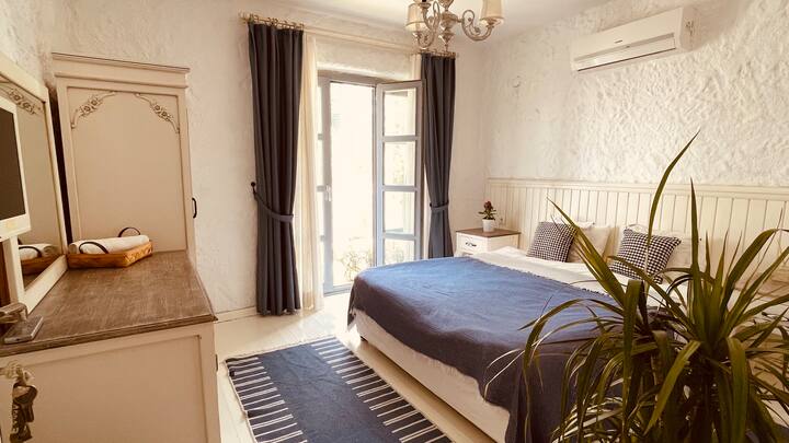 Alaçatı Merkezinde, Bahçe&havuzlu Butik Otel Odası - Alaçatı