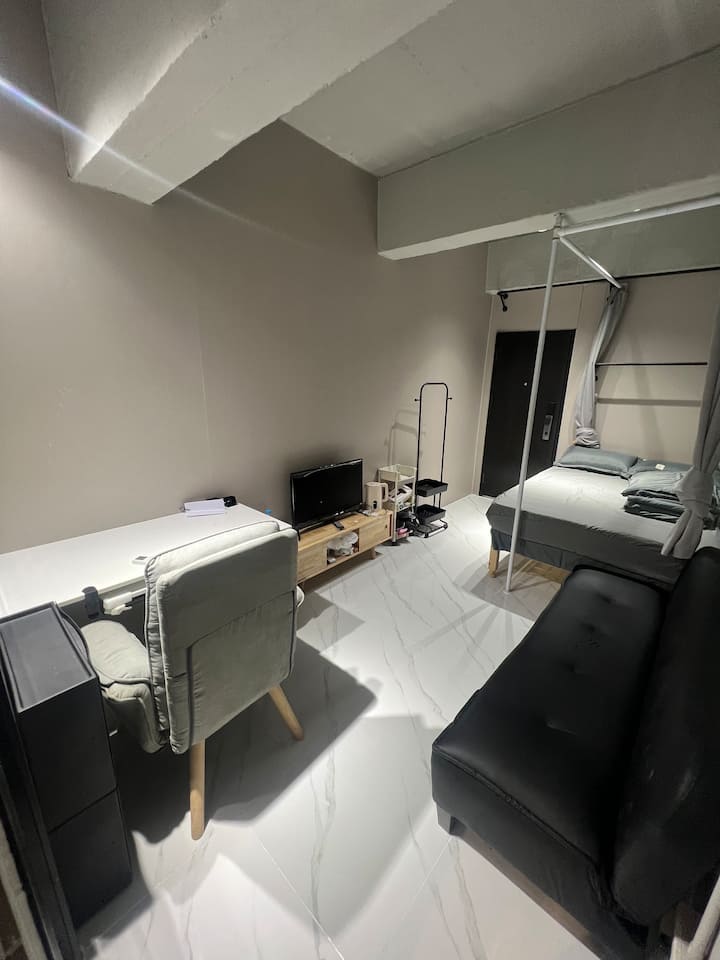 九龍東250呎開方式單位特色裝修 乾淨現代 適合年輕人近海旁 - Hongkong