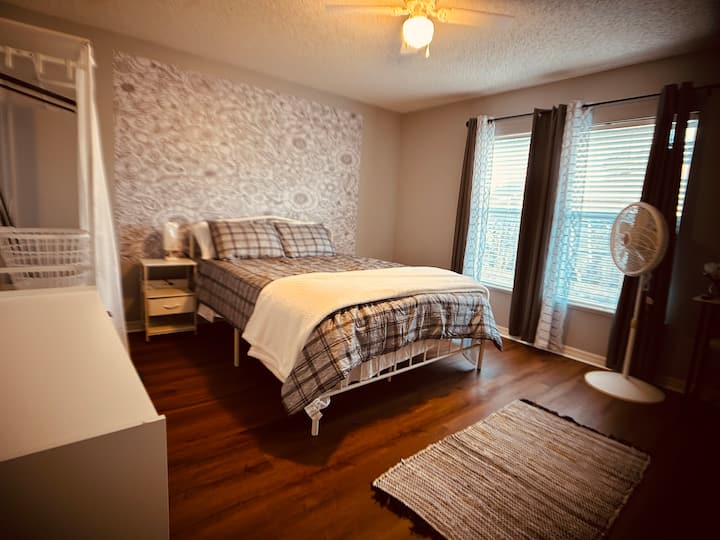 Private Room In Spacious Home! Bloom Rm. - Spring Hill, FL