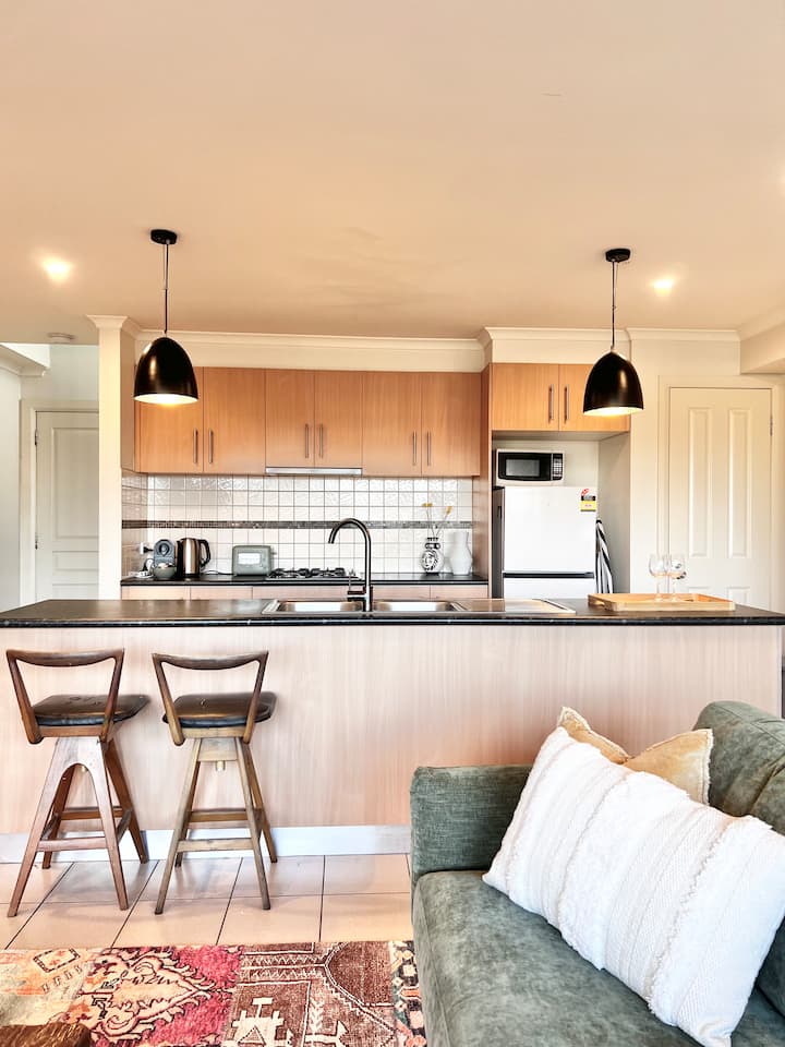 Eclectic 2bdrm Apartment & Carpark - St Albans, Australia