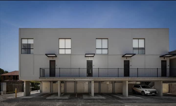 Eclectic 2bdrm Apartment & Carpark - St Albans