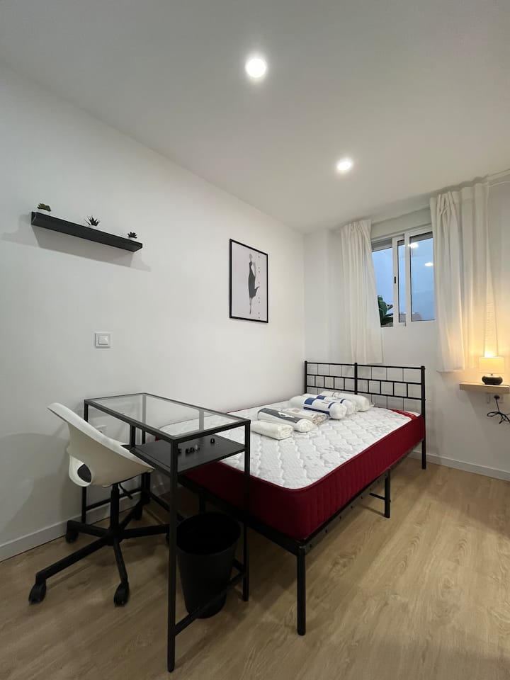 Room In A 3 Bedroom Apartment - Valencia