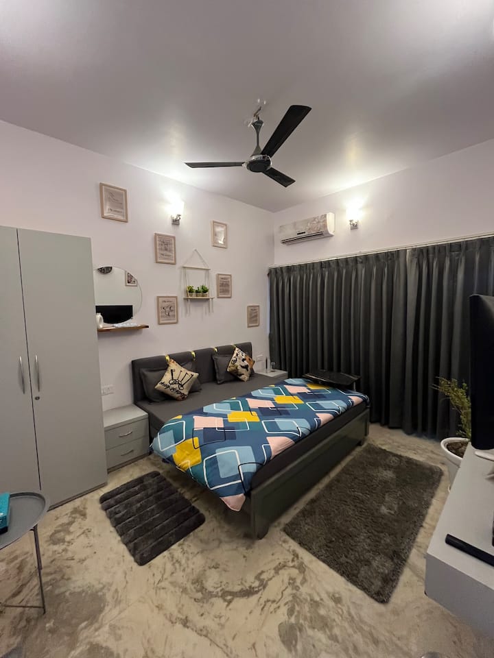 Aurium Homestays (Room - Picasso) - Jabalpur