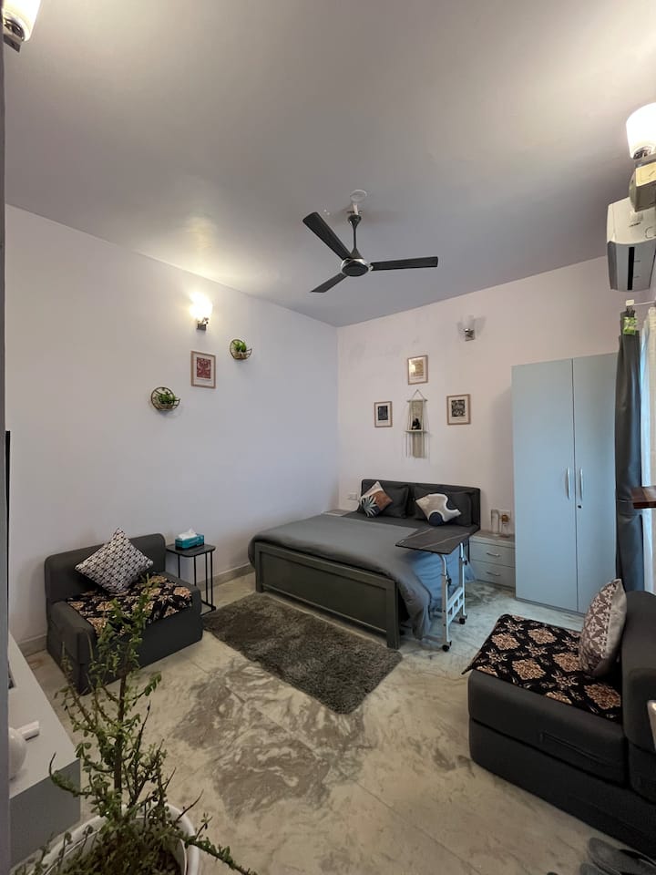 Aurium Homestays Single Room - Morris) - Jabalpur
