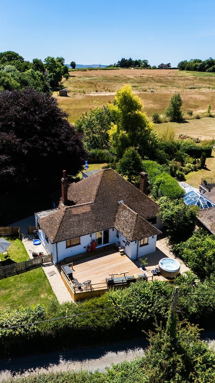 Spacious Cottage, Panoramic Views & Hot Tub - Shaftesbury