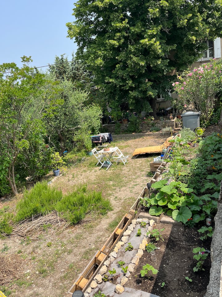 (Une Chambre)
Dans Maison 
Des Années 50 - Aubenas