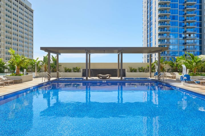 Beach Access Nearby | Rooftop Pool + Restaurant - Honolulu, HI