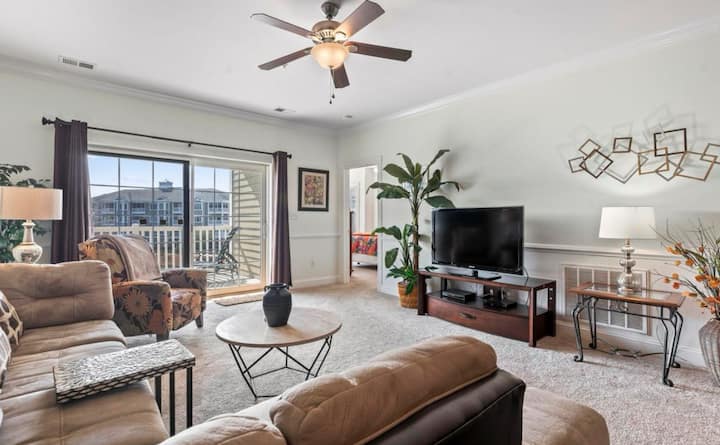 Spacious Coastal Condo With Balcony/pool Access - 