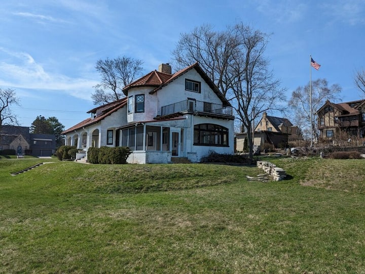 Beachfront Holiday House On The Lake - Sheboygan, WI