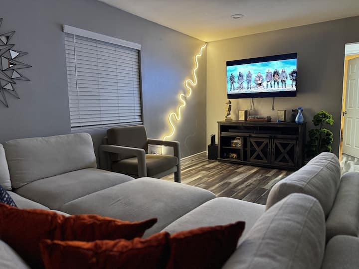 Spacious Stay W/ Guest House—4bed 3bath - San Bernardino, CA