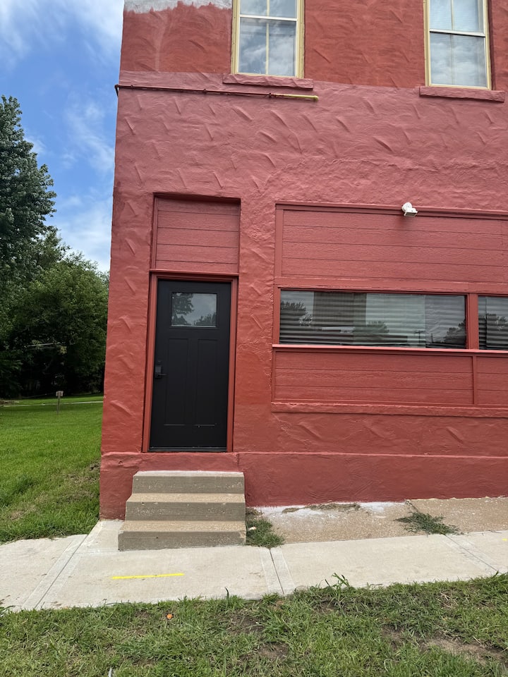 Clean Home Located Near Base And Downtown! - レブンワース, KS