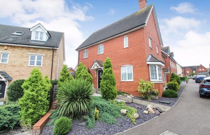 Double Bedroom In Modern House - Bedford