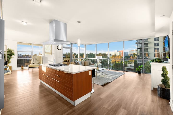 Highrize Pool View Penthouse Style Location Disney - Irvine, CA