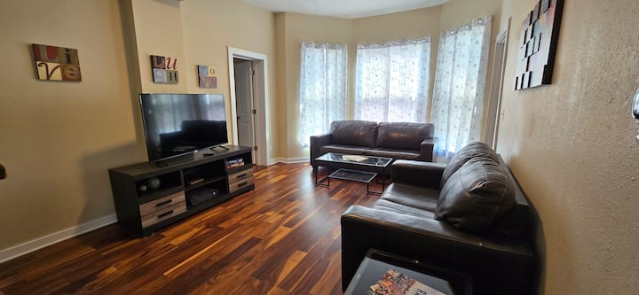 Quite 2 Br Apt Downtown Location - Cedar Rapids, IA