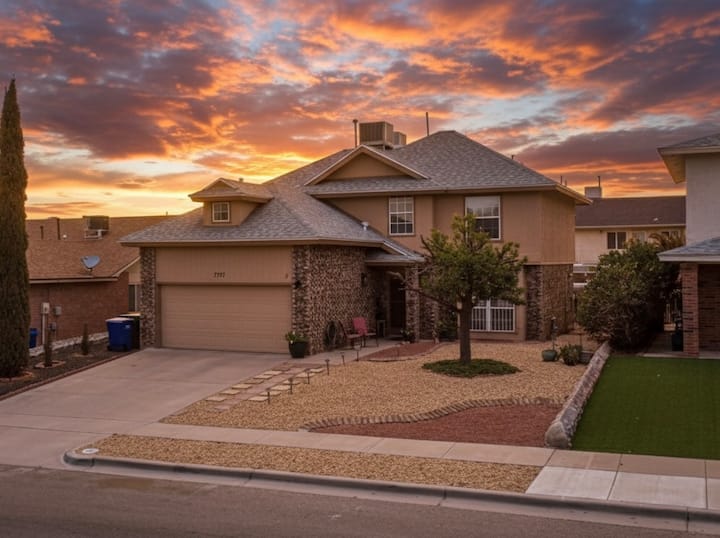 Serene Zen Home: Grand Suite, Tub & Private Office - El Paso, TX