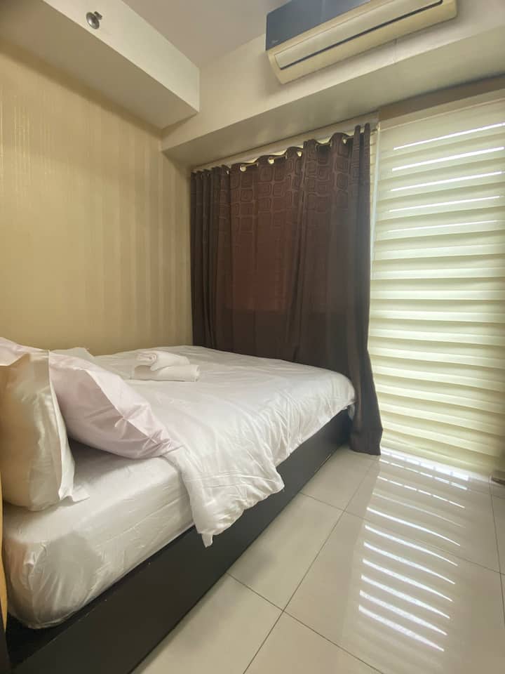 Cozy 1br W/ Pool View Balcony | Near Moa & Ikea - Pasay
