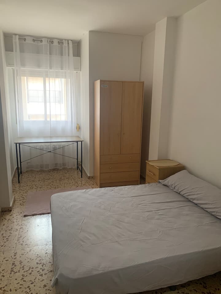 Habitación Amplia Por El Centro - Albacete
