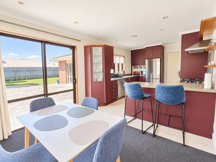 Can't Get More Central - Sunny 2 Bedroom House - Palmerston North