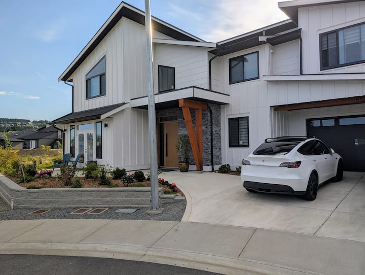 Stylish Modern Suite - Nanaimo