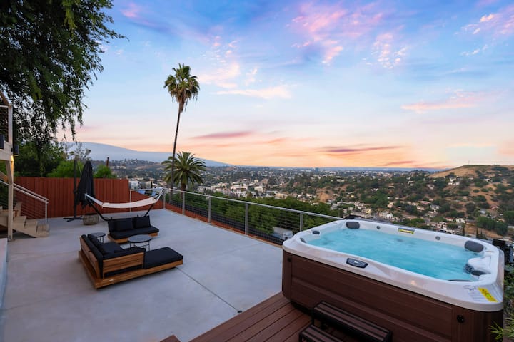 Skyline Sanctuary: Luxe Escape With Stunning Views - Los Angeles