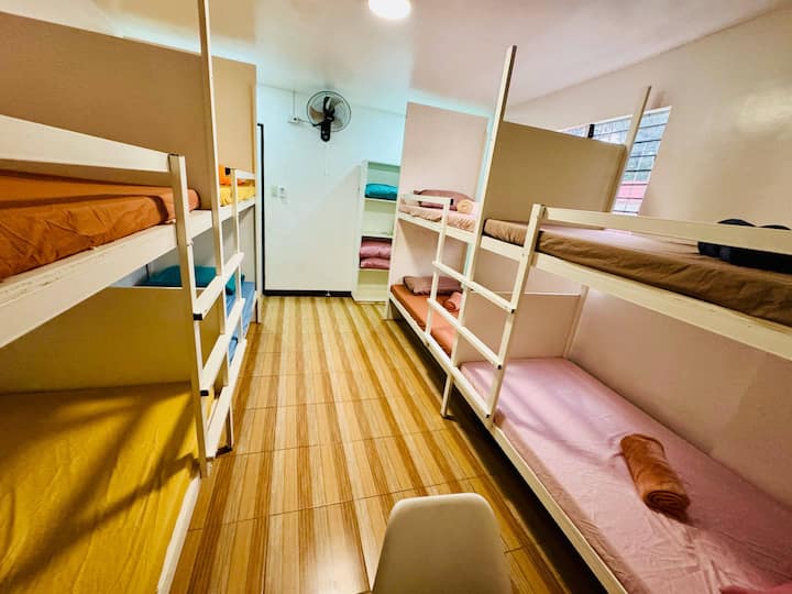 Spacious Home For Biggroups W/ Billiards & Parking - Quezon City