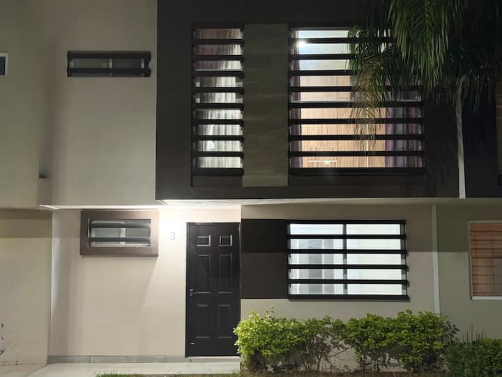 Bonita Casa Moderna, Cómoda En Coto Privado Zamora - Michoacán