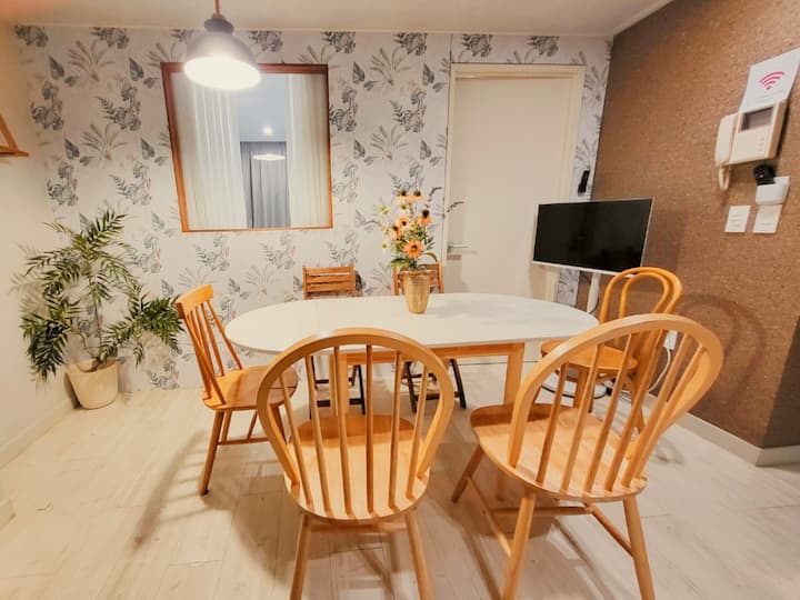 [5~6월 이벤트 할인 중] 합정역1분/3r5b 단독/홍대7분/공항40분/최대6명/짐보관 - Seoel