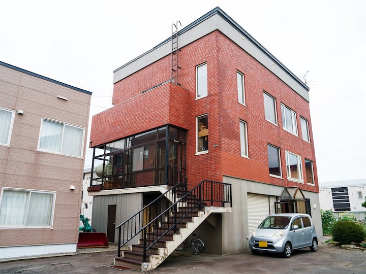 スキーヤー向き/伝統的な和室/広いリビングとキッチン/最大6名/無料駐車２台/長期滞在ok - Asahikawa