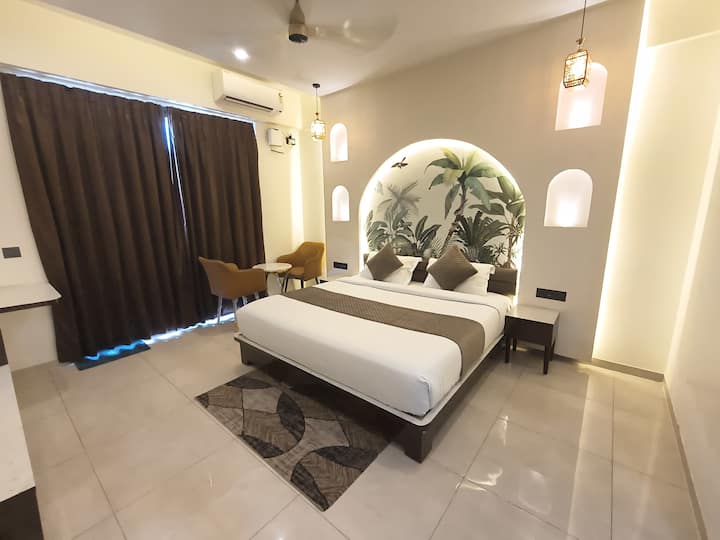 The Royal Palace Omaxehazratganj Top Floor - Lucknow
