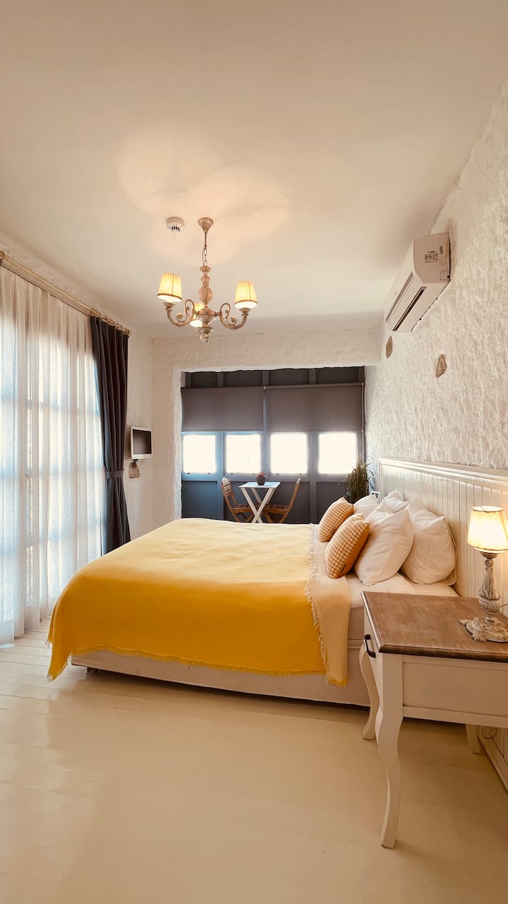 Alaçatı’da Cumbalı Balkonlu Butik Otel Odası - Alaçatı