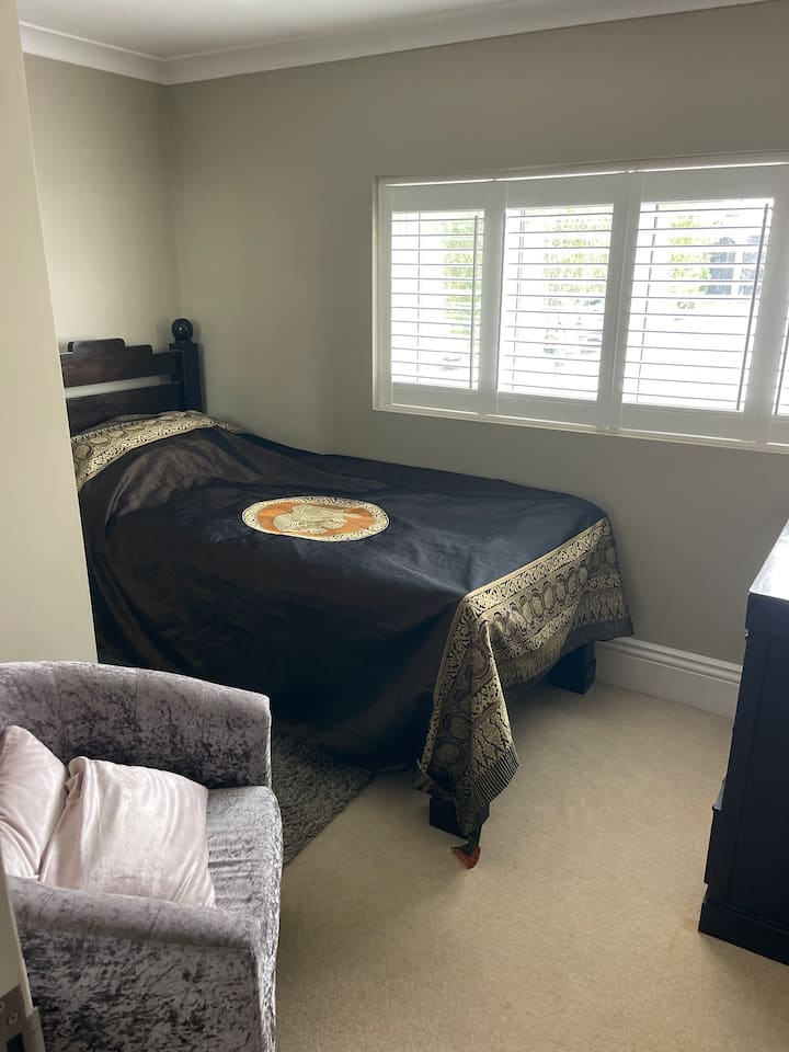 The Little Gem By The Oaks Park - Epsom
