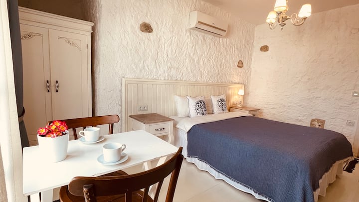 Alaçatı Merkezde Havuzlu Butik Otel Odası - Alaçatı