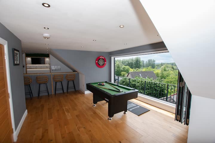 Penthouse | Sleeps 6 | Pool Table | Near Train - Linlithgow