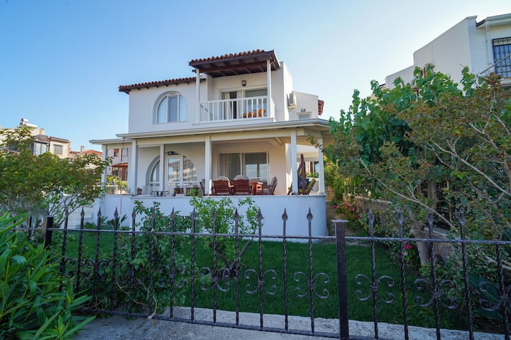 Cundada Deniz Manzaralı 3 Yatak Odalı Müstakil Ev - Ayvalık